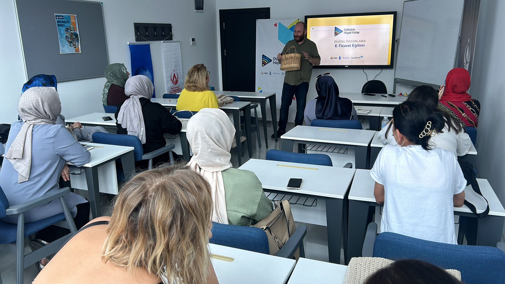 Dijitalde Hayat Kolay Projesi Kapsamında Girişimci Kadınlara Hibe Desteği - Habitat Derneği